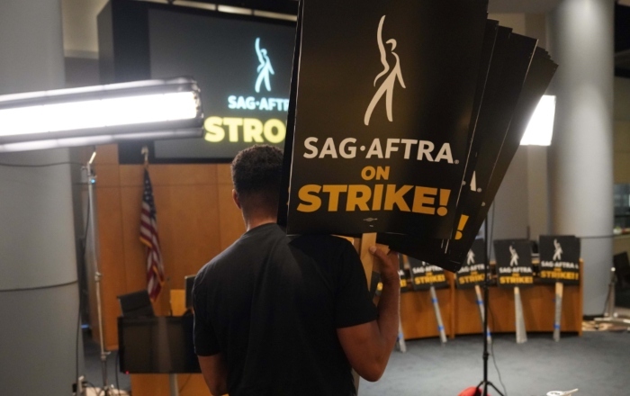 SAG-AFTRA preps picket signs as strike looms - Reel 360 News