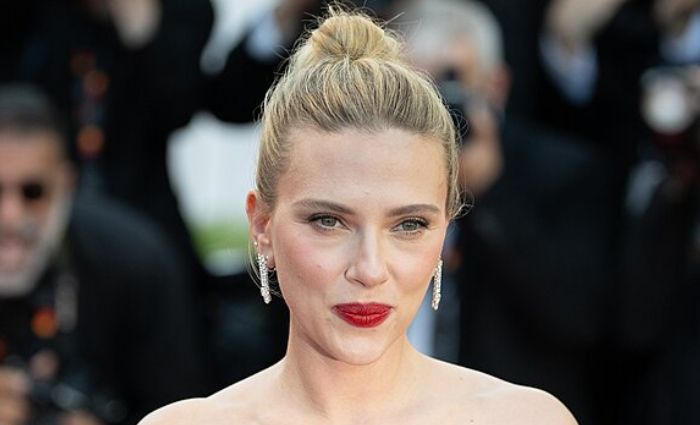 Scarlett Johansson stuns in velvet slip dress with lace trim - Reel 360 ...